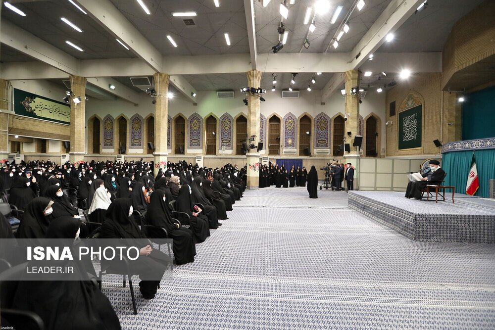 دیدار بانوان با مقام معظم رهبری (عکس)